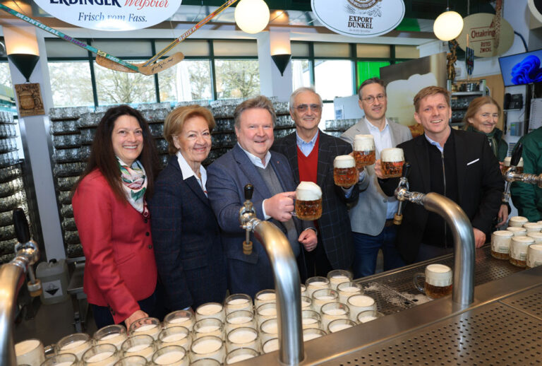 Krügerl, Stelze, Tradition und ein bieriges Jubiläum: Das Schweizerhaus ...
