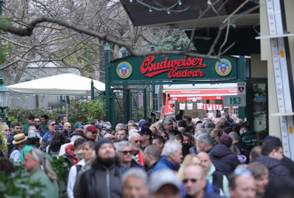 Krügerl, Stelze, Tradition und ein bieriges Jubiläum: Das Schweizerhaus ...